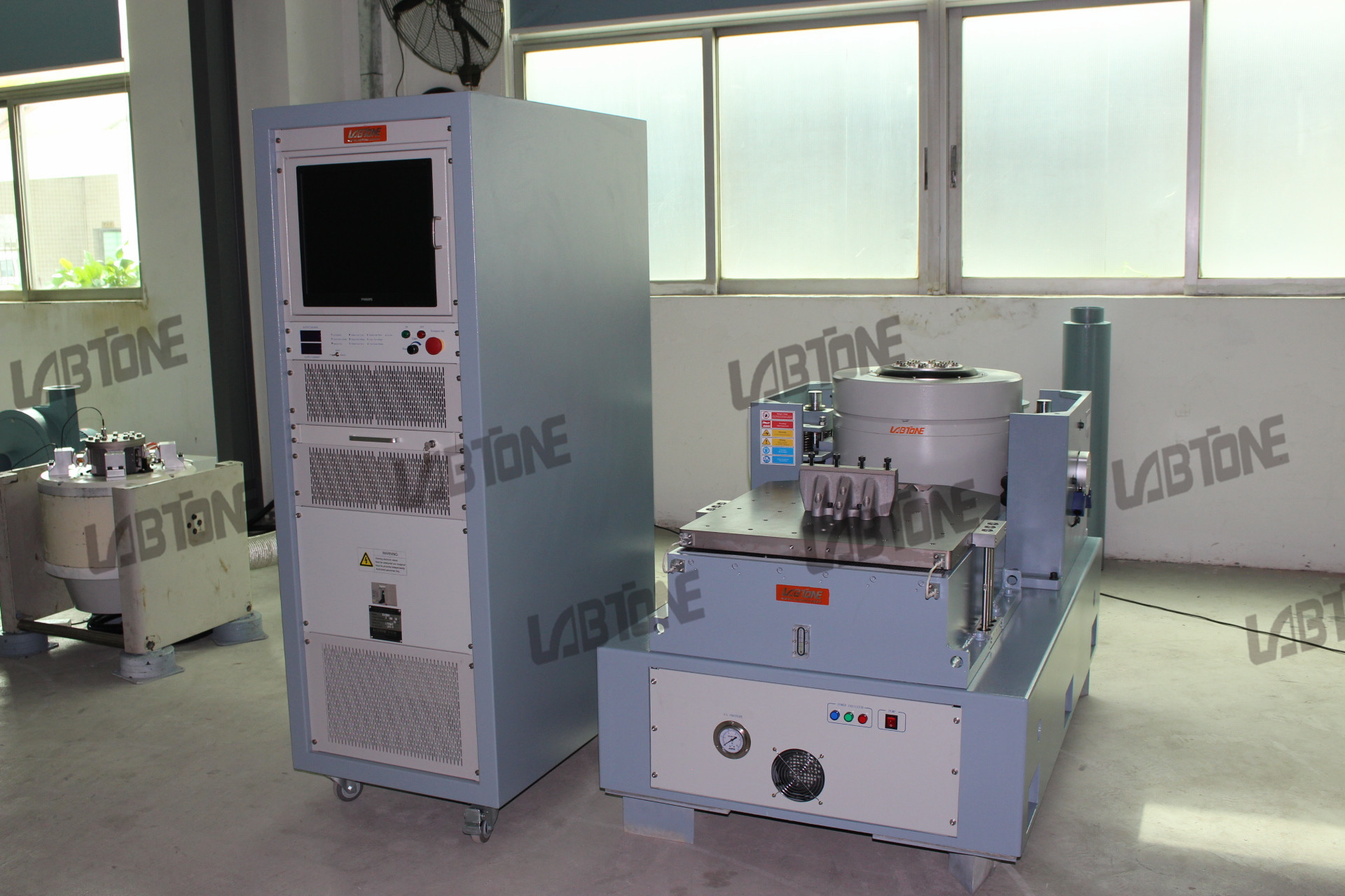 Small and Simple Vibration Table For Printed Circuit Boards With IEC ...